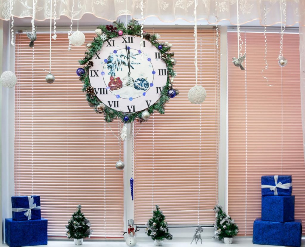 How To Decorate Windows For The New Year. Holiday Decoration Ideas.