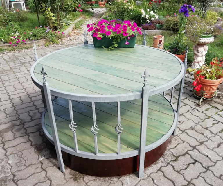How To Turn a Manhole Of a Technical Well Into a Country House Decoration